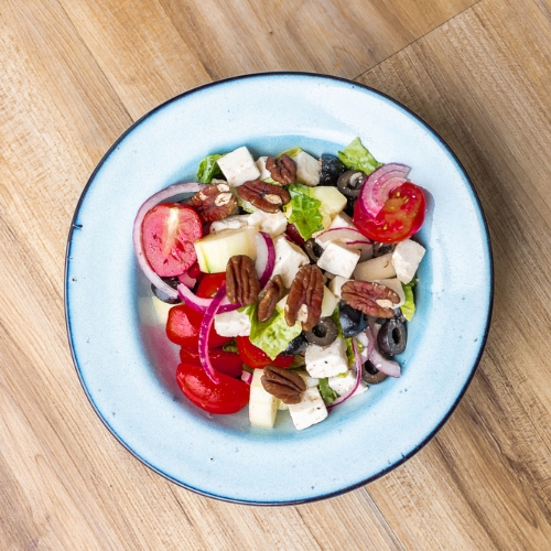 Pravý řecký salát s balkánským sýrem a olivami + zálivka