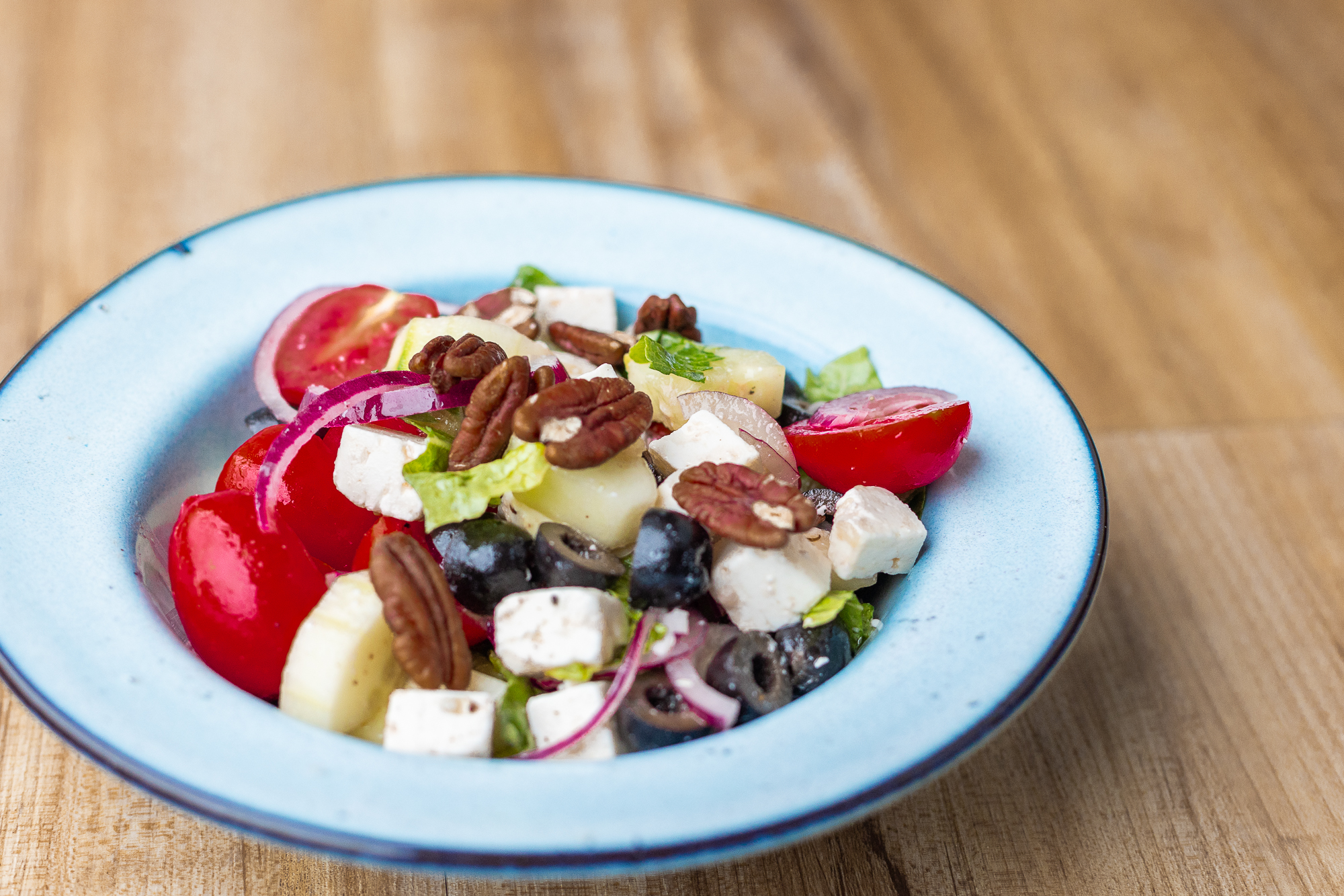 Pravý řecký salát s balkánským sýrem a olivami + zálivka