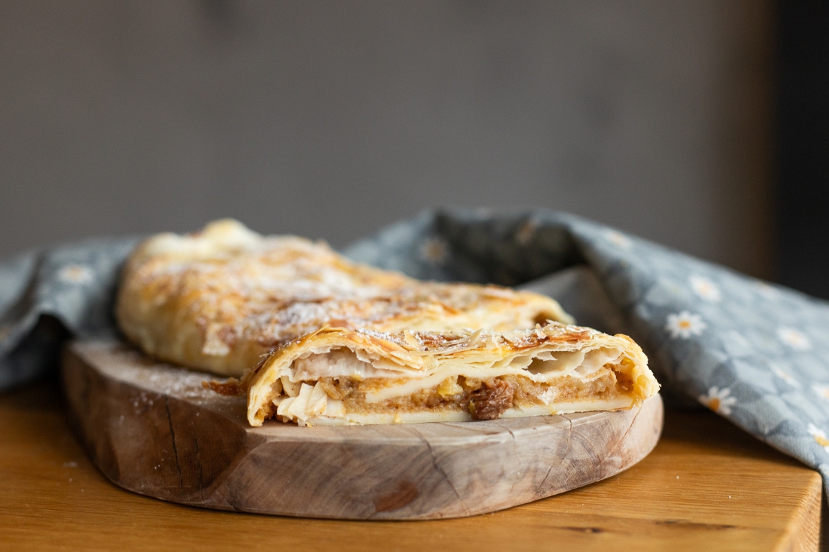 Jednoduchý luxusní jablečný štrúdl z listového těsta